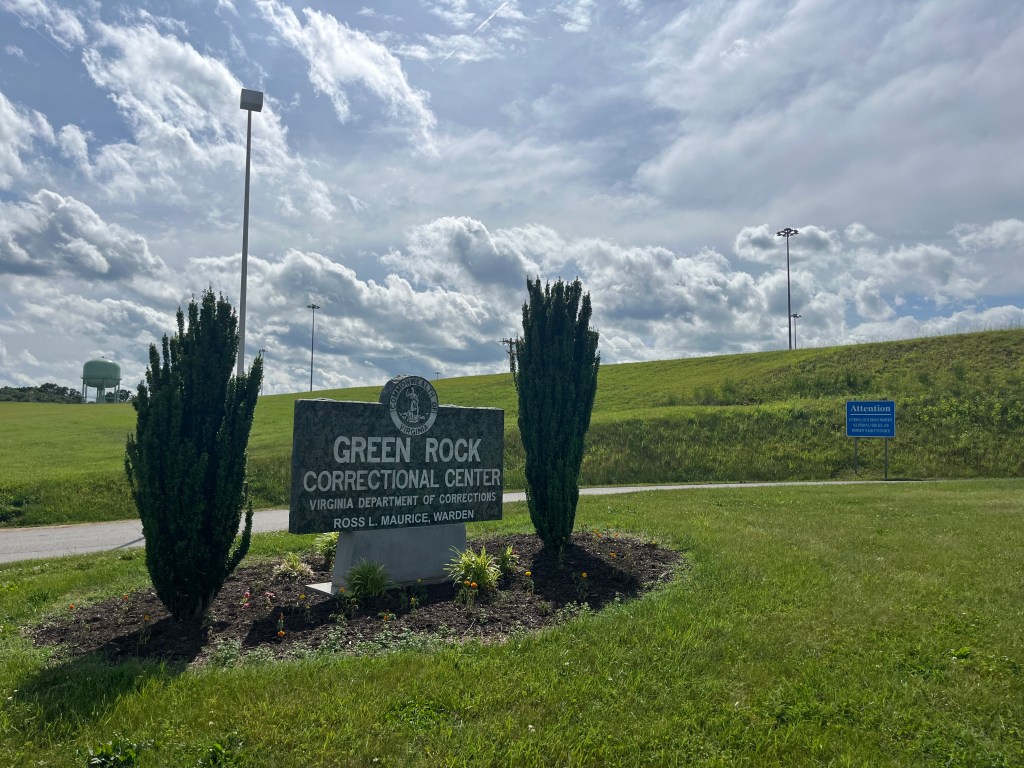 Inmates tell their own stories to bridge the gap to the outside world ...