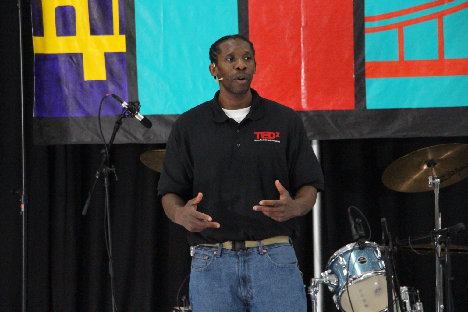 Inmates tell their own stories to bridge the gap to the outside world ...