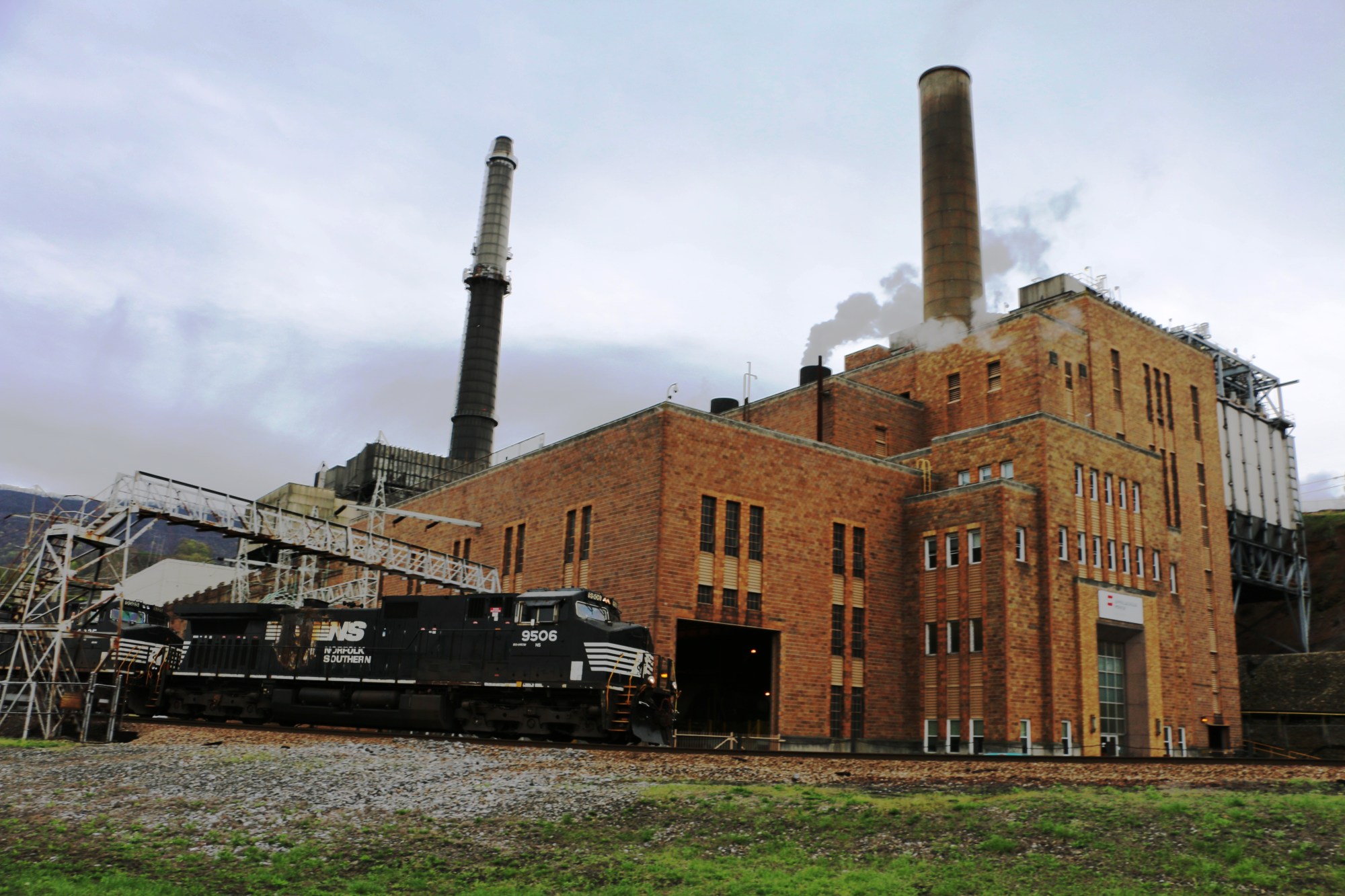 Officials hope to breathe new life into an old coal power plant in ...